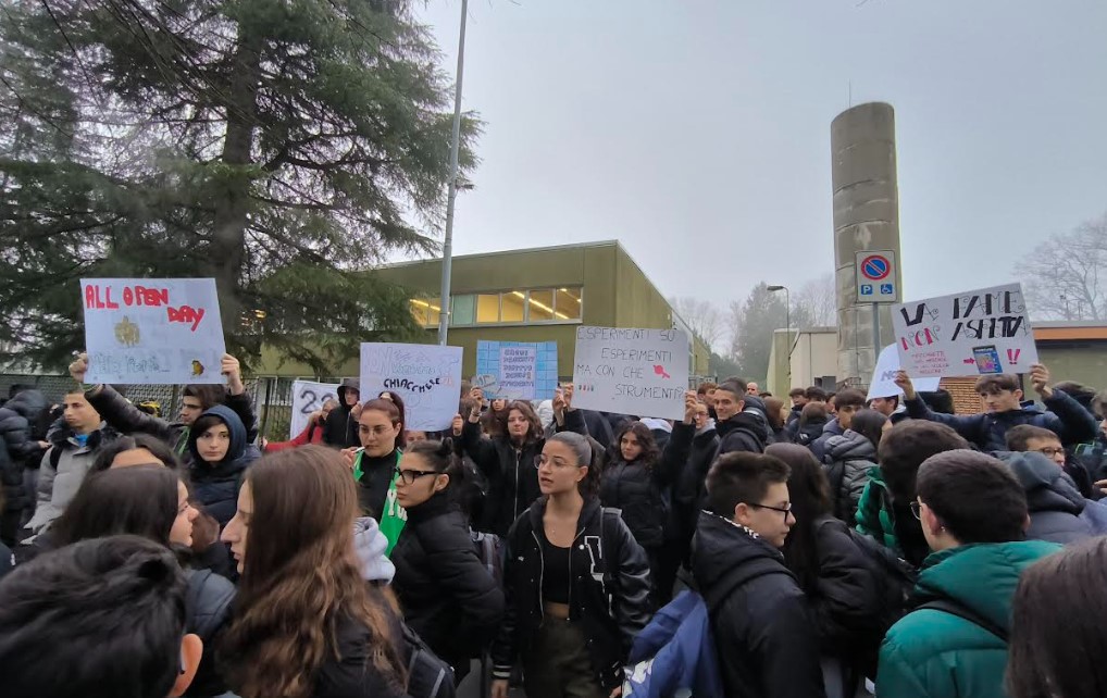 Somma, «al Ponti non si entra». Faccia a faccia in strada tra studenti ...