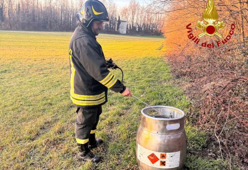 Allarme gas a Fagnano, la puzza da un fusto manomesso. Caccia al ...