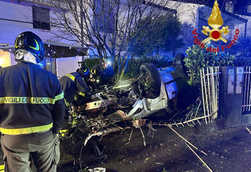 Varese, incidente in via Rodari: auto si ribalta e sfonda cancellata ...